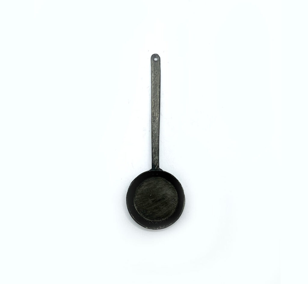 Long Handled Frying Pan – IO041 – Sussex Crafts Miniatures
